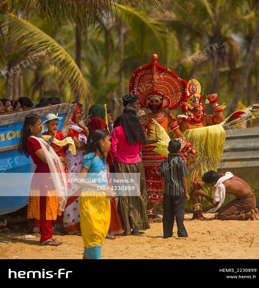Inde, état du Kerala, Thalassery, danseurs du Theyyam dans le public ...