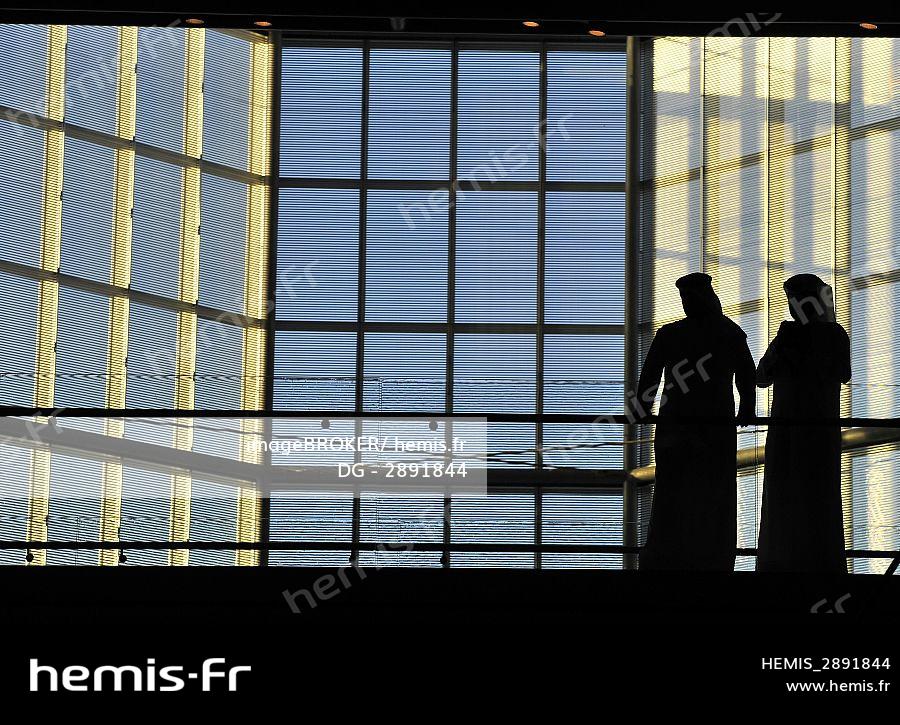 Hemis : Qatar doha musee arts islamiques qatari costume traditionnel ...