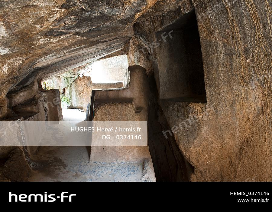 Hemis : Perou province cuzco site inca quenko labyrinthe creuse roche autel