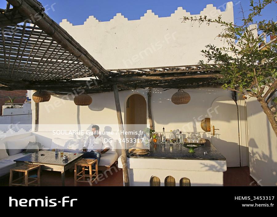 Hemis : Maroc region tanger tetouan tanger hotel dar nour homme assis ...