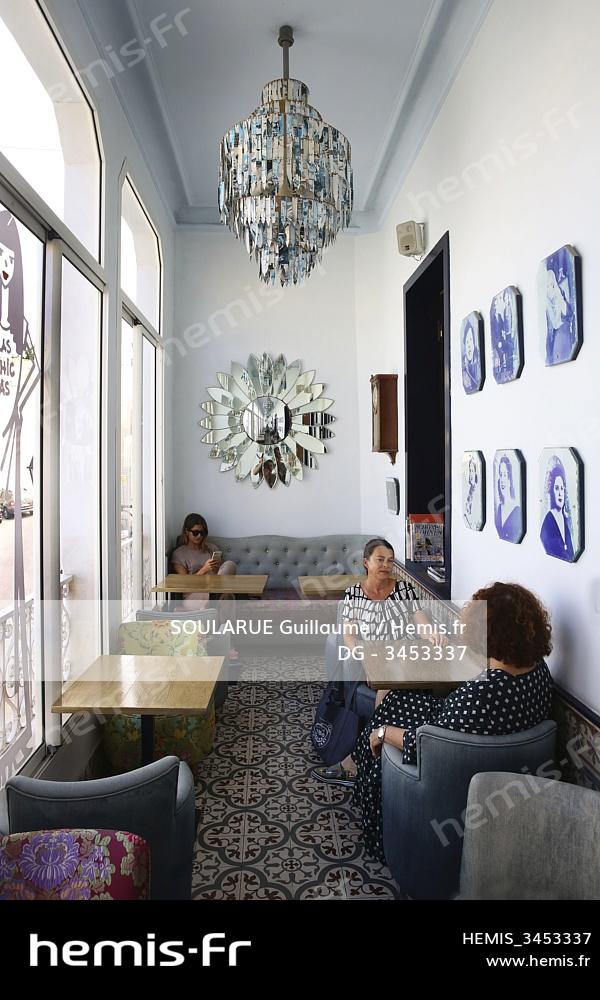 Hemis : Maroc region tanger tetouan tanger femmes attablees cafe ...