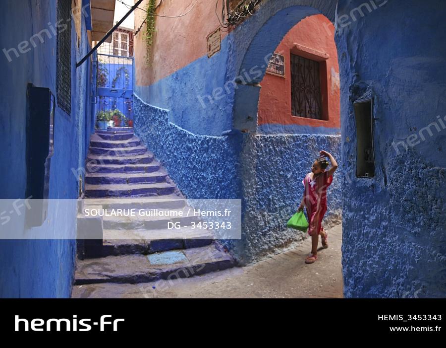 Hemis : Maroc region tanger tetouan tanger fillette marocaine ruelle ...