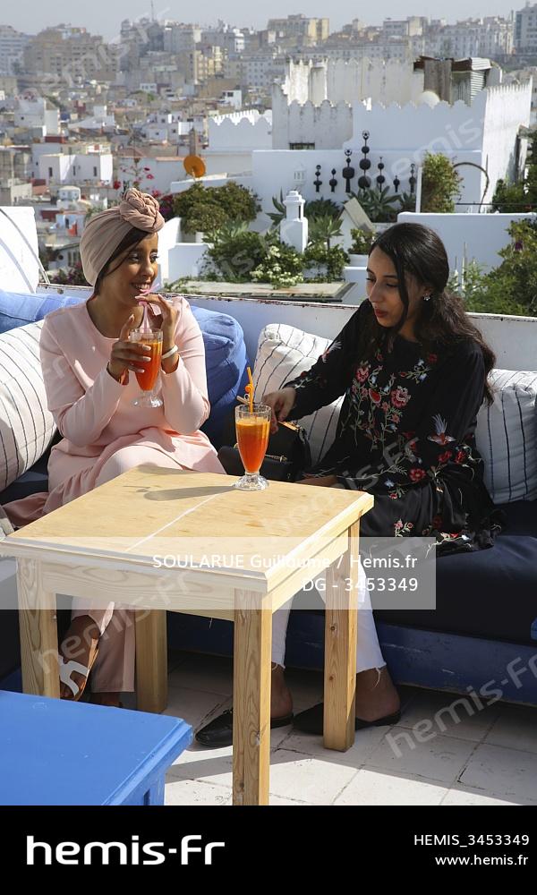 Hemis : Maroc region tanger tetouan tanger deux jeunes femmes ...