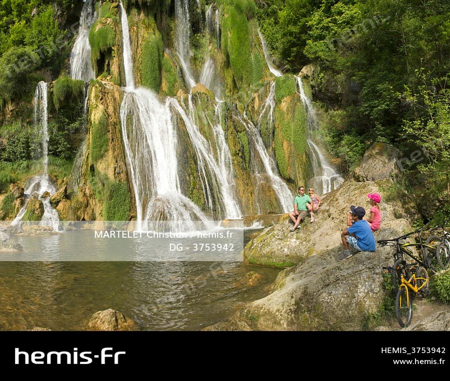 Hemis : France ain bregnier cordon viarhona petite famille profitant ...