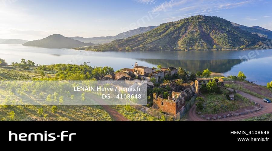 France, Hérault (34), lac du Salagou, Celles (vue aérienne)
