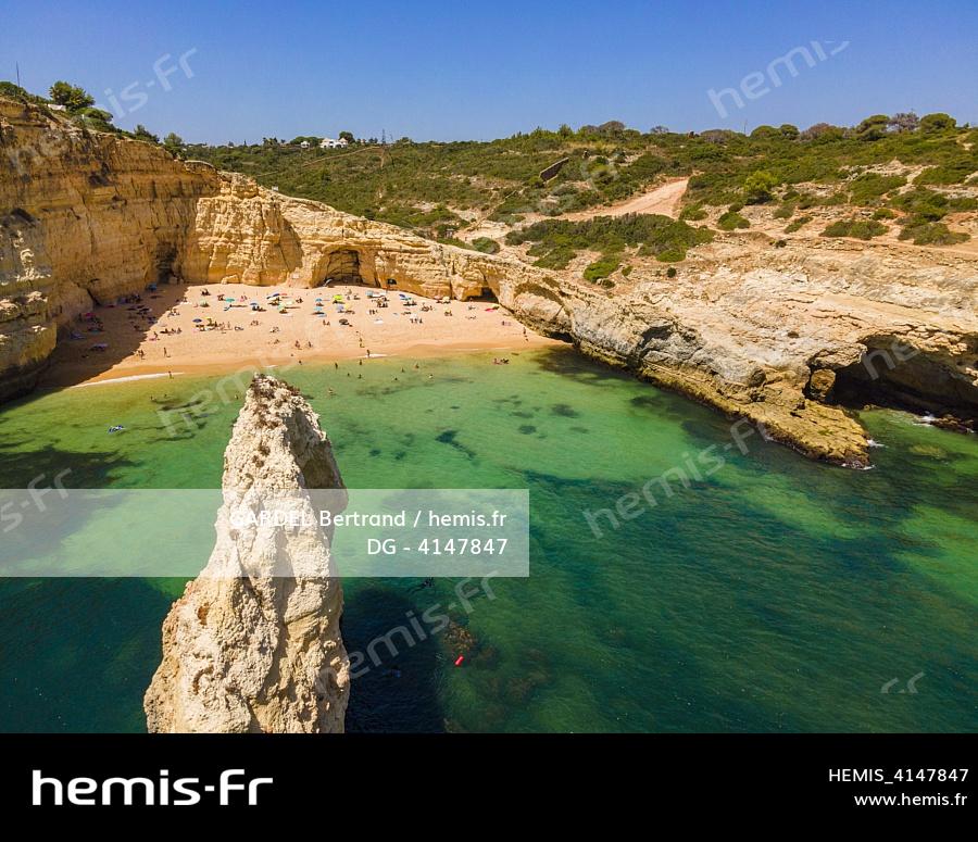 Hemis : Portugal algarve albufeira plage praia do carvalho vue aerienne