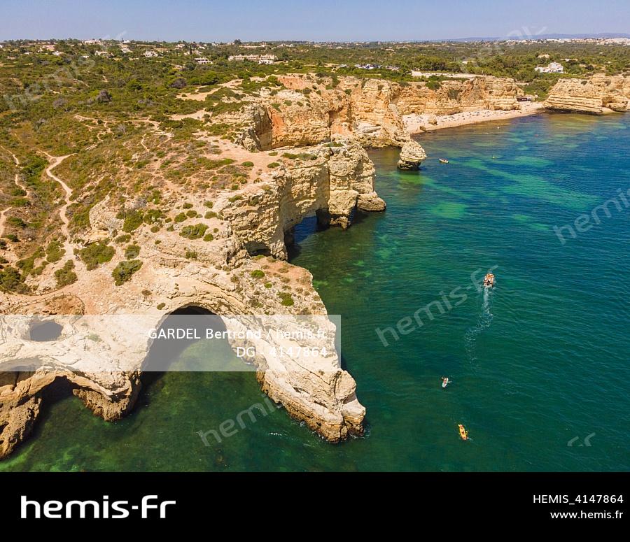 Portugal, Algarve, Albufeira, Praia do Cāo Raivoso, arche naturel (vue ...
