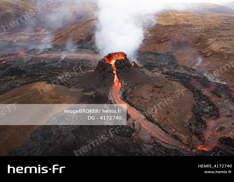 Hemis : Vue aerienne volcan eruption cratere lave eruption coulee lave ...
