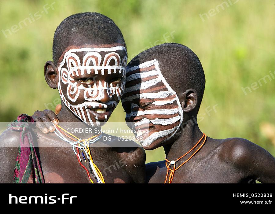 Hemis : Ethiopie basse vallee omo unesco kibisch tribu surma enfant ...